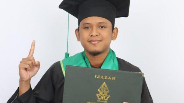 Muhammad Bari’us Salam: Juara Debat dan Wisudawan Terbaik FITK ...