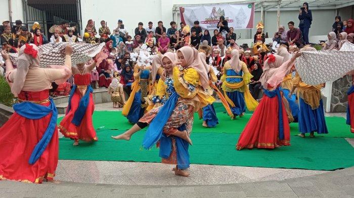 Menikmati Senja di Oudetrap Theater Kota Lama Semarang, Bonus Tarian ...