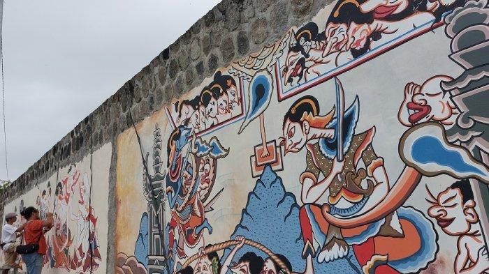 Dinding Stadion 45 Karanganyar Dihiasi Lukisan Mural Wayang Beber Panji ...
