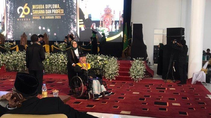 Kisah Inspiratif Naryanti Raih Gelar S1 Umku Pada Usia 45 Tahun, Kursi Roda Mendampingi Saat ...