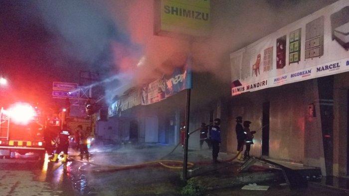 Total Rp10 Miliar Kerugian Akibat Kebakaran Toko Elektronik Dua Lantai di Wanareja Cilacap ...