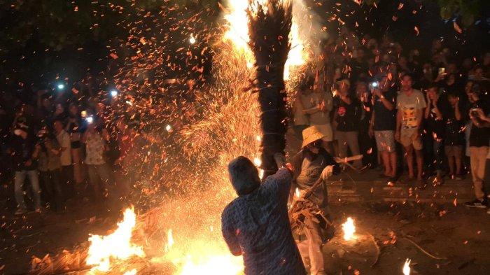 Meriahnya Perang Obor di Desa Tegalsambi Jepara, Para Peserta Tak Kenal ...