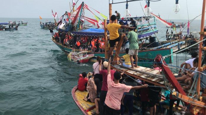 Kemeriahan Prosesi Larungan Kepala Kerbau di Tengah Laut Jepara Dalam ...