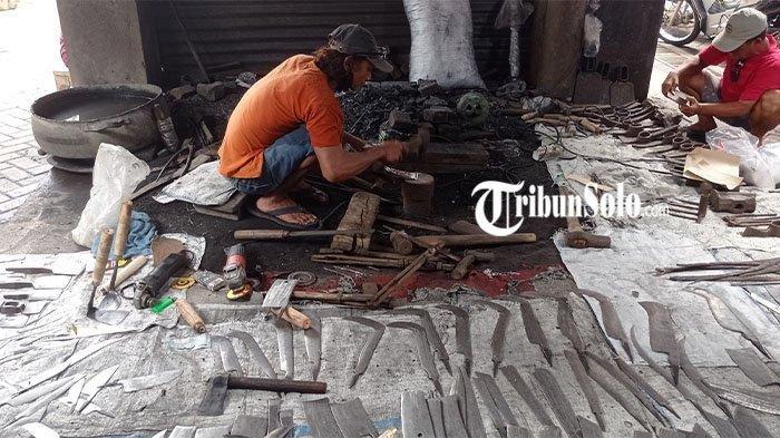 Inilah Sosok Rohmadi, 27 Tahun Jadi Pandai Besi di Pasar Gawok ...
