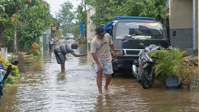 Korban Banjir di Dukuh Gendok Kudus Kesulitan Air Minum, Warga: Bantuan Baru Nasi Bungkus ...