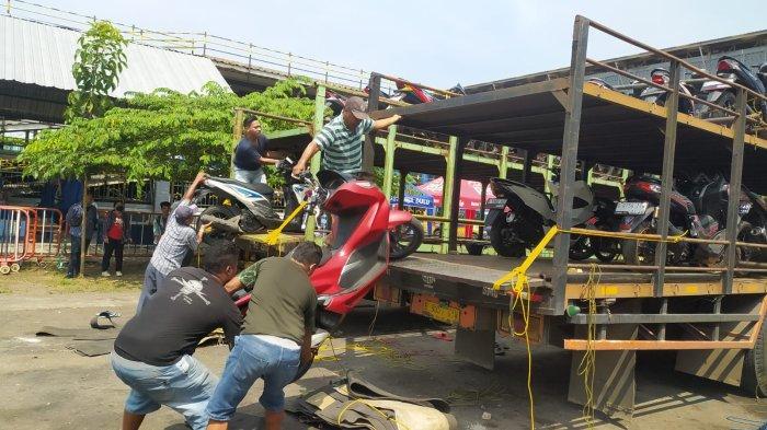 Tiga Truk Pengangkut Kendaraan Pemudik Tiba di Terminal Tirtonadi ... Tiga Truk Pengangkut Kendaraan Pemudik Tiba di Terminal Tirtonadi ...