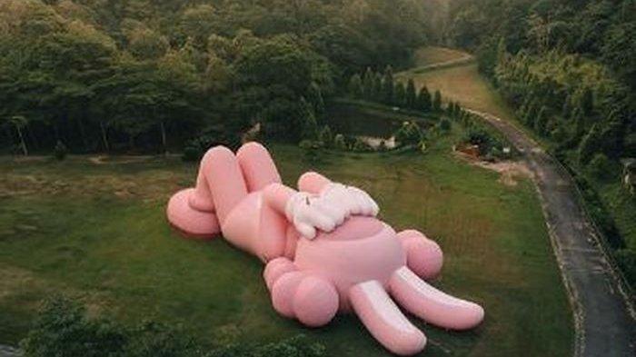 Patung Raksasa KAWS Akan Dipamerkan Besok Di Candi Prambanan: Seni ...