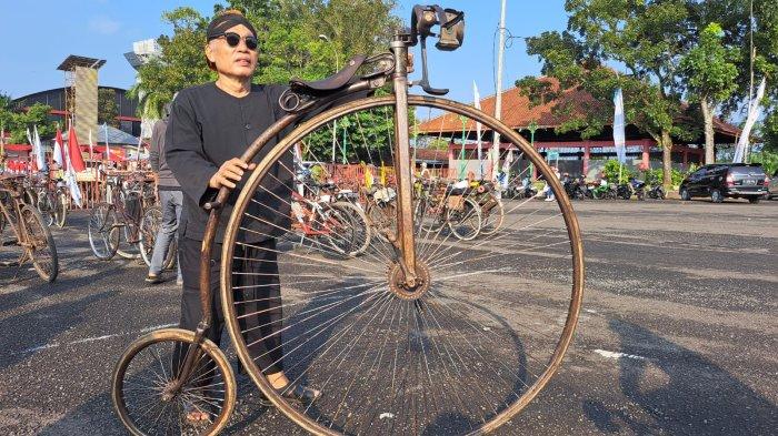 Sukamto Masih Rutin Mengayuh Sepeda 'Penny Farthing' Miliknya Tiap ...