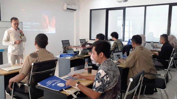 Dosen Sistem Informasi USM Ikuti Pelatihan Asesor di LSP TRUST Surabaya ...