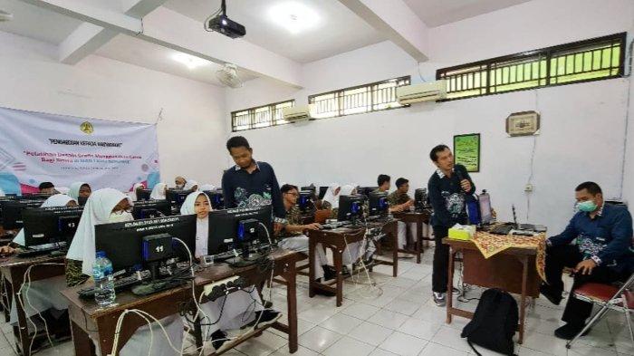 Dosen FTIK USM Berikan Pelatihan Desain Grafis Siswa MAN 1 Kota ...