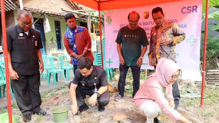 Wali Kota Aaf Letakkan Batu Pertama Pembangunan MCK Program CSR RS Hermina Pekalongan ...