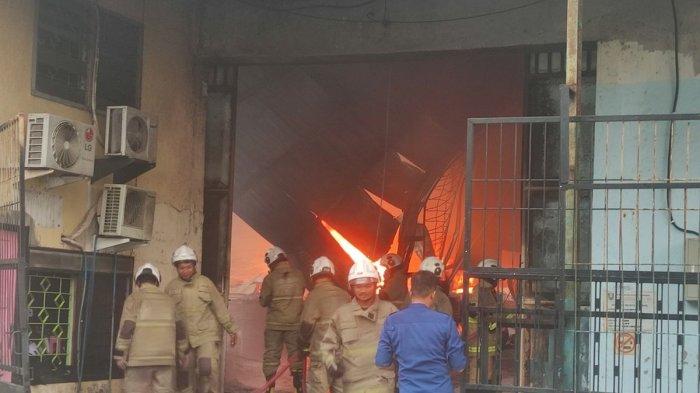 Kebakaran Gudang Pabrik Tiner Semarang , Atap Bangunan Ambruk, Pemilik dan Karyawan Masih Syok ...