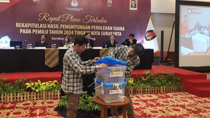 Saksi Paslon 01 & 03 Tolak Tanda Tangan Hasil Rekapitulasi Suara KPU Solo, Pleno Berlanjut ...