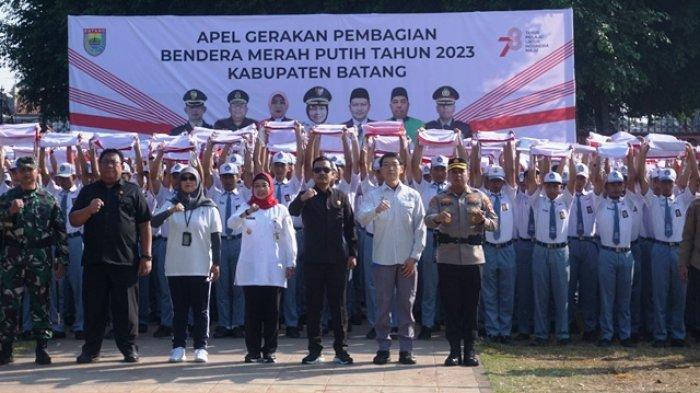 Kuatkan Semangat Nasionalis HUT ke-78 RI, Pemkab Batang Gelar Gerakan Pembagian Bendera Merah ...