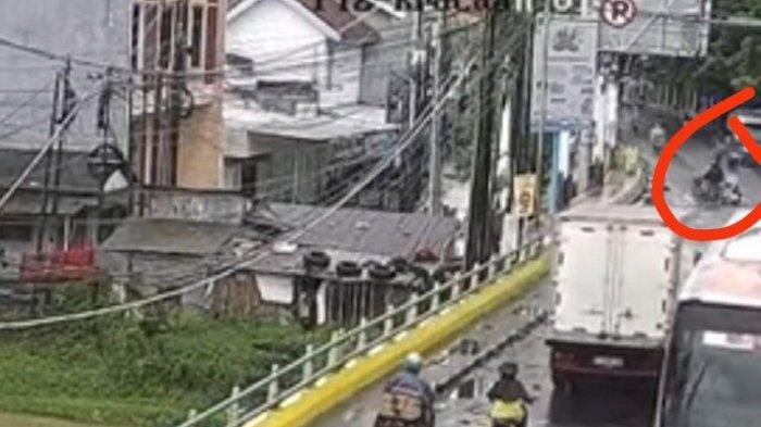 Viral Pemotor Terkapar di Jalan Sultan Fatah Demak, Tertimpa Baliho ...