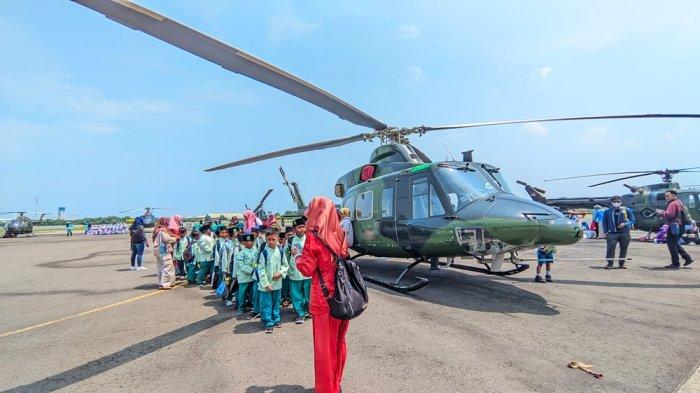 Salsa Sumringah Tonton Helikopter Secara Langsung di Penerbad Expo 2024 ...