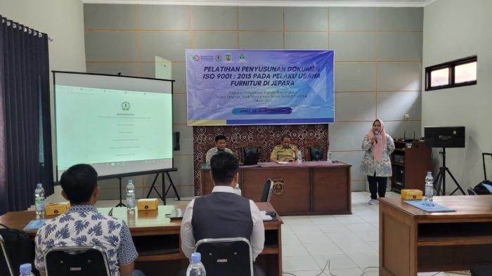 Dosen Prodi Manajemen Bisnis Polifurneka, Sukses adakan PKM Bersama DPD ...