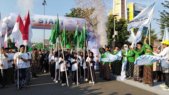Video 28 Ribu Santri Ikuti Jalan Sehat Puncak Hari Santri Nasional ...