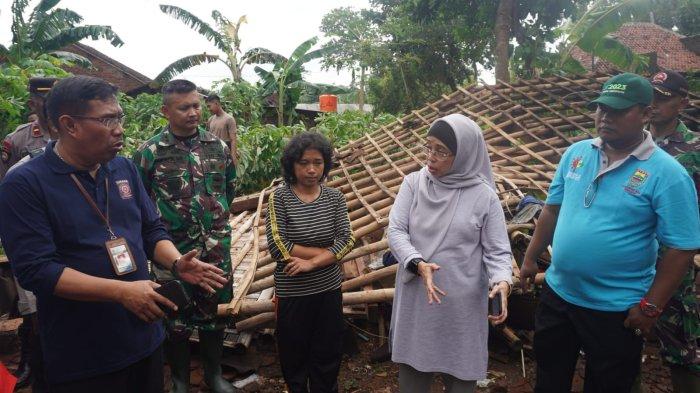 Pj Bupati Batang Berikan Bantuan Renovasi Rumah Terdampak Angin Puting Beliung - Tribunjateng.com