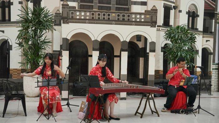 Calon Penumpang Kereta Api Dihibur Orkes Musik Tionghoa di Stasiun ...