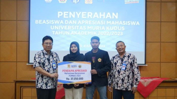 UMK Kudus Serahkan Beasiswa dan Apresiasi Mahasiswa Senilai Rp 1,4 Miliar - Tribunjateng.com