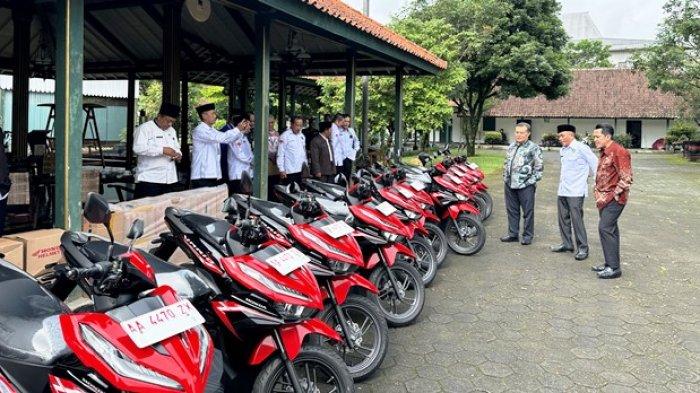 Tingkatkan Pelayanan Bidang Keagamaan, Pemkab Wonosobo Hibahkan Sepeda Motor untuk KUA ...