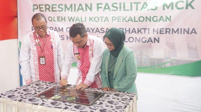Wali Kota Pekalongan Aaf Resmikan 5 MCK Umum, Hasil Program CSR Hermina Group - Tribunjateng.com
