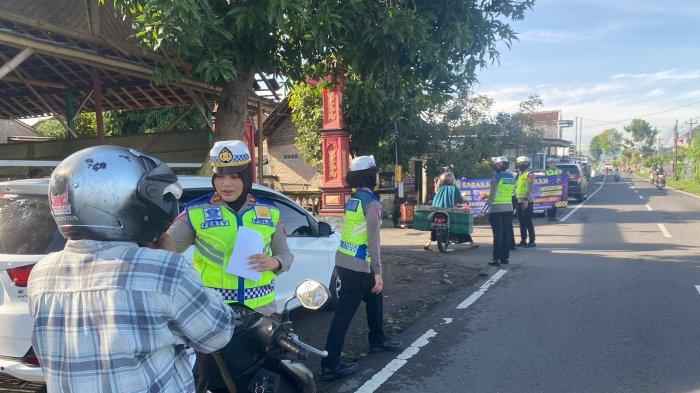 Operasi Keselamatan Candi 2024, Satlantas Polres Sukoharjo Bagikan Leaflet Tertib Lalu Lintas ...
