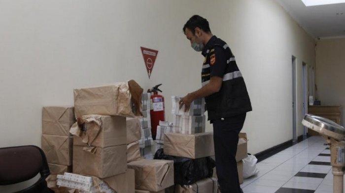 Bea Cukai Kudus Sita Rokok Ilegal Senilai Rp 1,5 Miliar di Empat Lokasi ‎Sekaligus ...