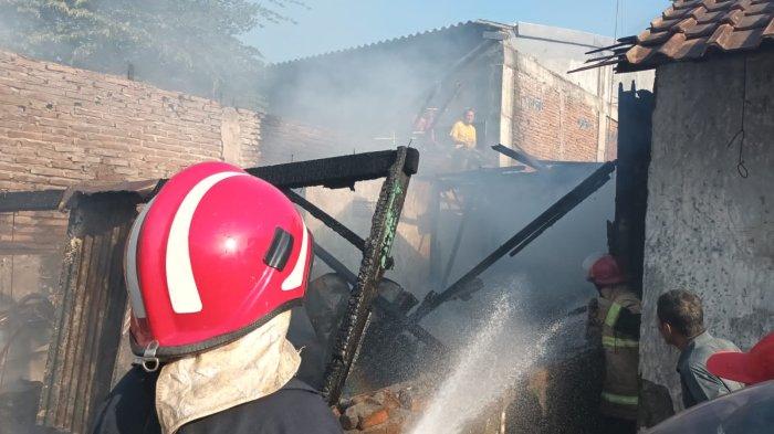 Diduga karena Korsleting Listrik, Rumah di Sidareja Cilacap Ludes Terbakar - Tribunjateng.com