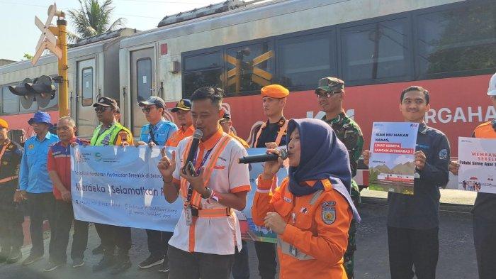 HUT Ke-79 RI, KAI Daop 5 Purwokerto Sosialisasikan Keselamatan Perjalanan KA di Perlintasan ...