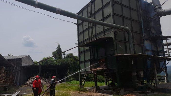 Kronologi Sebuah Pabrik Pengolahan Kayu di Wanareja Cilacap Terbakar, Api Berasal dari Mesin ...
