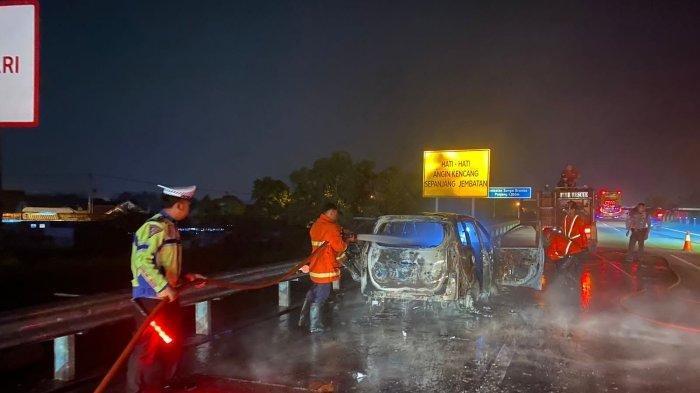 Mobil Pemudik Ludes terbakar di Tol Jombang-Mojokerto, Diduga Korsleting Listrik - Tribunjateng.com