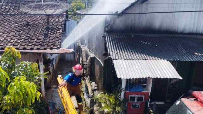 Rumah Warga Jambangan Blora Kebakaran, Diduga Dipicu Korsleting Listrik, Kerugian Rp 25 Juta ...