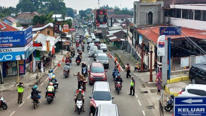 Arus Lalu Lintas di Depan Pasar Wisata dan Terminal Tawangmangu Karanganyar Padat Merayap ...