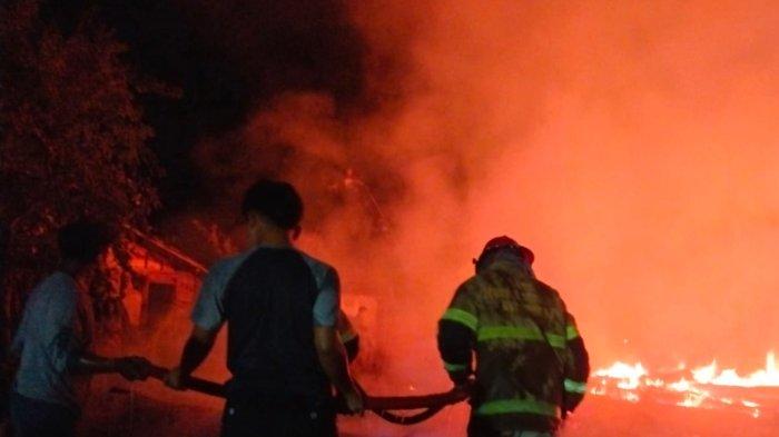 Kronologi Rumah Kayu Milik Nenek 70 Tahun di Wonosobo Ludes Terbakar ... Kronologi Rumah Kayu Milik Nenek 70 Tahun di Wonosobo Ludes Terbakar ...