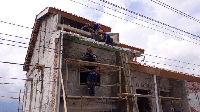 Detik-detik Seorang Pekerja Tersengat Listrik saat Perbaiki Atap Rumah di Ambarawa ...