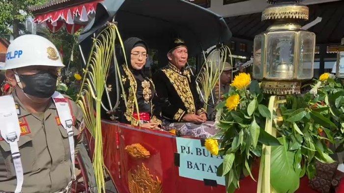 Meriahnya Kirab Budaya HUT ke-57 Kabupaten Batang, Warga Berebut ...