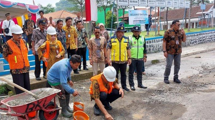 Pemkab Karanganyar Sudah Mulai Perbaikan 5 Ruas Jalan Pada Awal 2024 - Tribunjateng.com