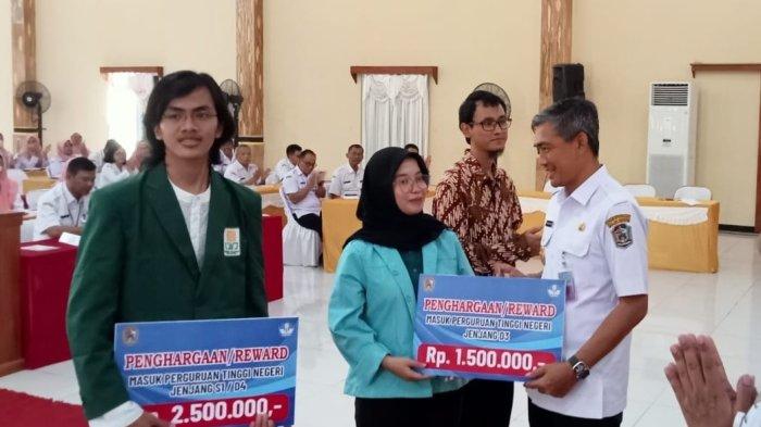 Disdikbud Karanganyar Salurkan Reward Pendidikan Kepada Ratusan Mahasiswa Senilai Rp 2,47 Miliar ...