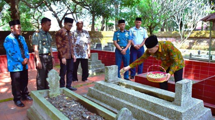Mengawali Peringatan Hari Jadi Ke-423 Kabupaten Tegal, Pj Bupati Ziarah ...