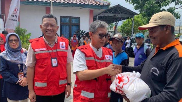 PMI Kota Tegal Bagikan 400 Paket Sembako untuk Tenaga Kebersihan dan PJL - Tribunjateng.com