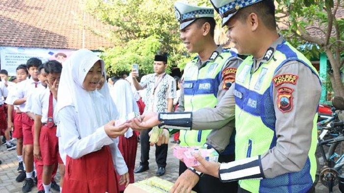 Polres Jepara Bagikan Susu & Kacang Hijau ke Siswa SD, Tingkatkan Gizi & Edukasi Tertib Lalu ...