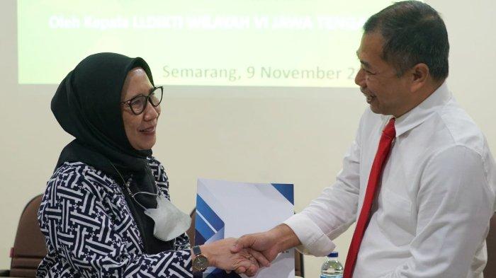 Kepala LLDIKTI Wilayah VI Serahkan SK Guru Besar kepada Dekan FTP USM ...