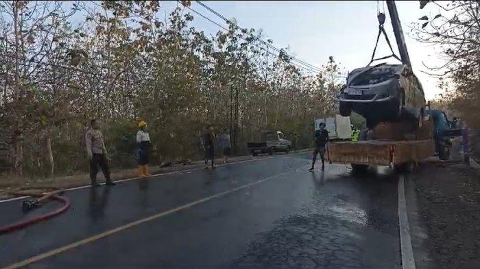 BREAKING NEWS: Kecelakaan di Jalan Blora-Cepu Alphard Vs Truk, Diduga Akibat Sopir Mengantuk ...