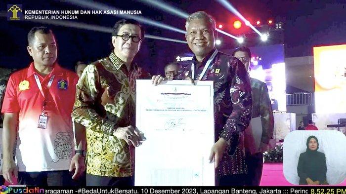 Puncak Peringatan Hari HAM Ke-75, Kanwil Kemenkumham Jateng Sabet Penghargaan Pembina HAM ...