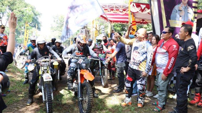 Ratusan Offroader Meriahkan Trabas Kamtibmas di Kudus, Sambil Bagi-bagi Sembako kepada Warga ...