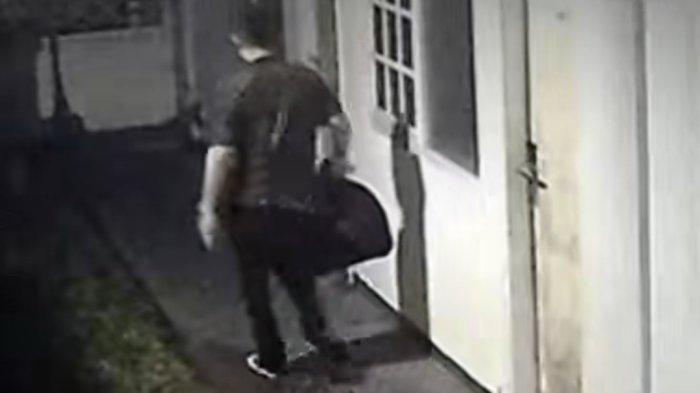 Detik-Detik Terakhir Diplomat Kemenlu Sebelum Ditemukan Tewas di Kamar Kos Terekam CCTV ...