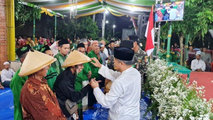 Rektor USM Berikan Caping Ke Warga Sragen Sebagai Simbol Masyarakat ...