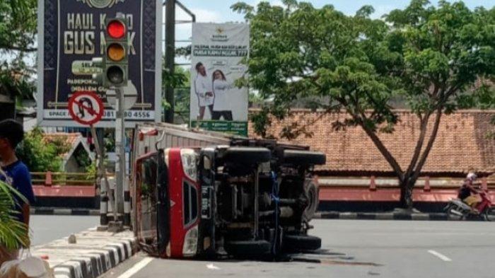 Sopir Mabuk Congyang, Truk Boks Terguling di Pertigaan Sam Poo Kong ...